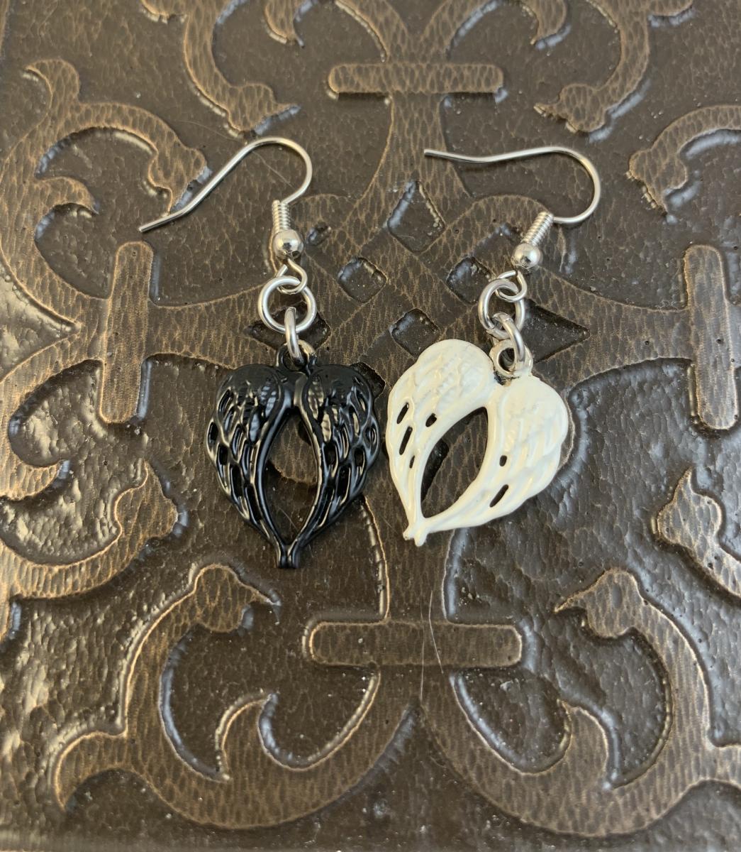 Good omens wing earrings - Eventeny