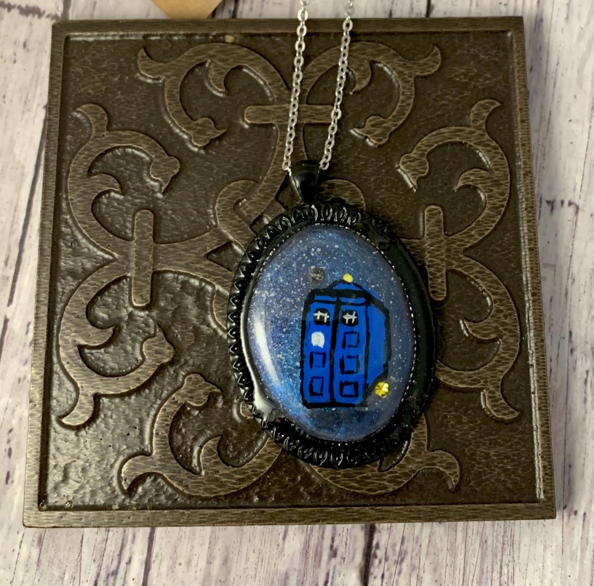 Doctor Who necklace- handpainted tardis, clay and resin - Eventeny
