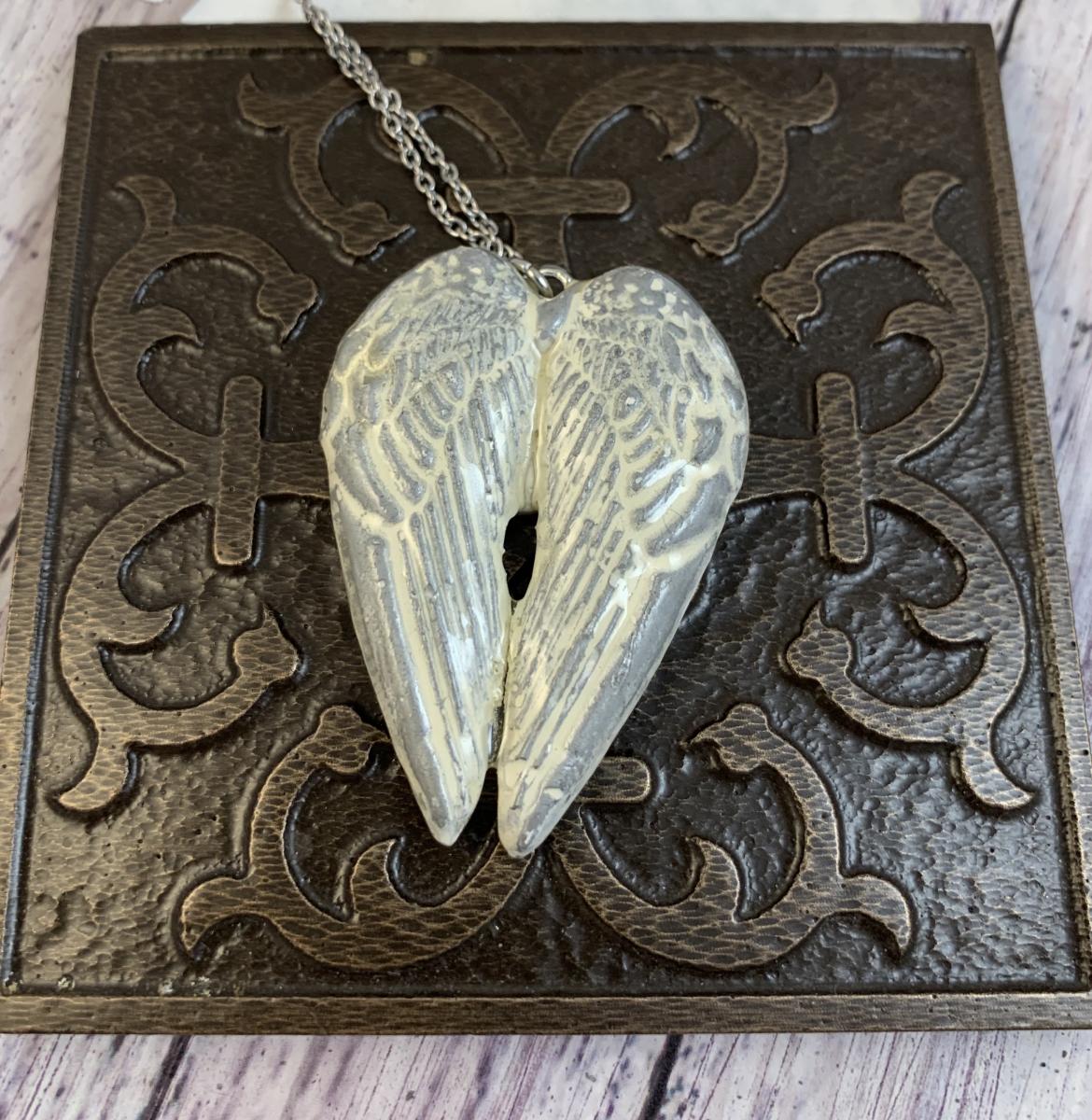 Resin wing necklaces - Eventeny